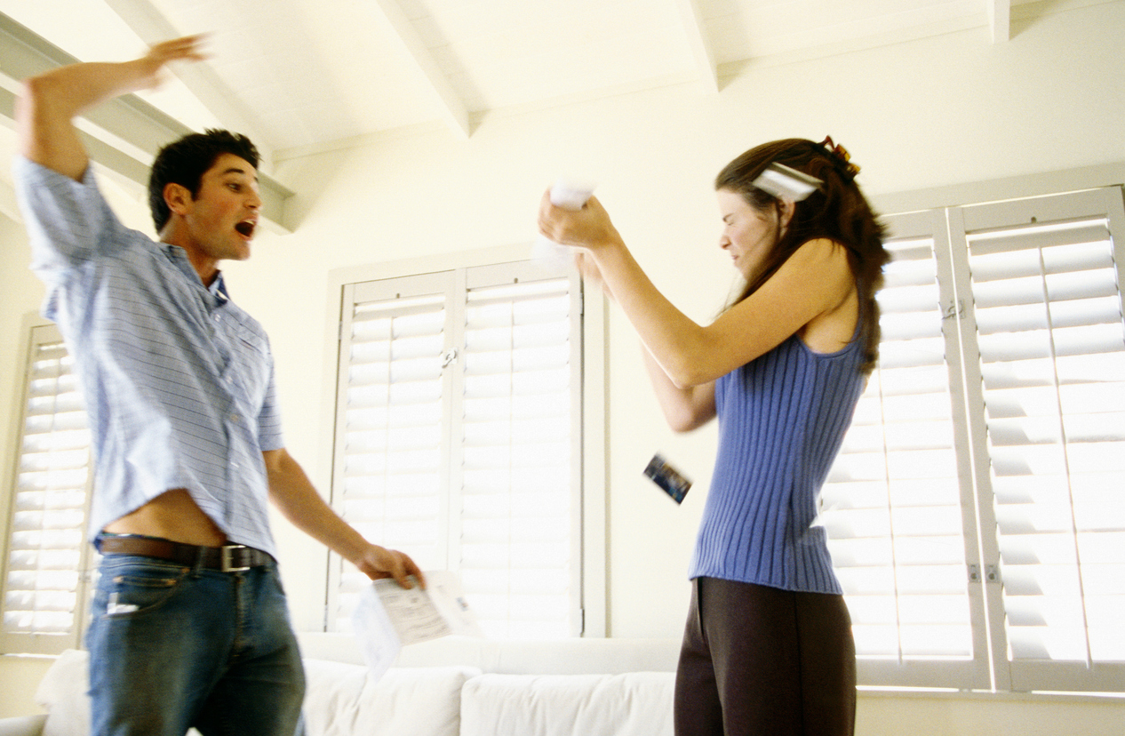 Man throwing credit cards at woman – 포스트쉐어